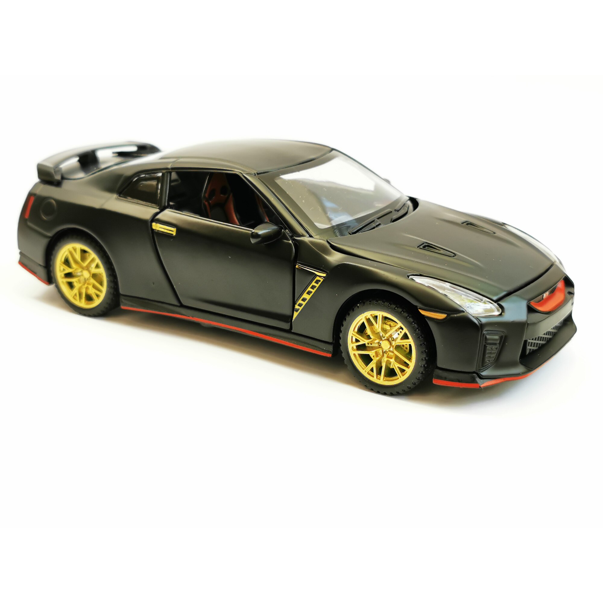 Masina Nissan GT-R R35 cu usi, capota, portbagaj mobile, lumini faruri ...