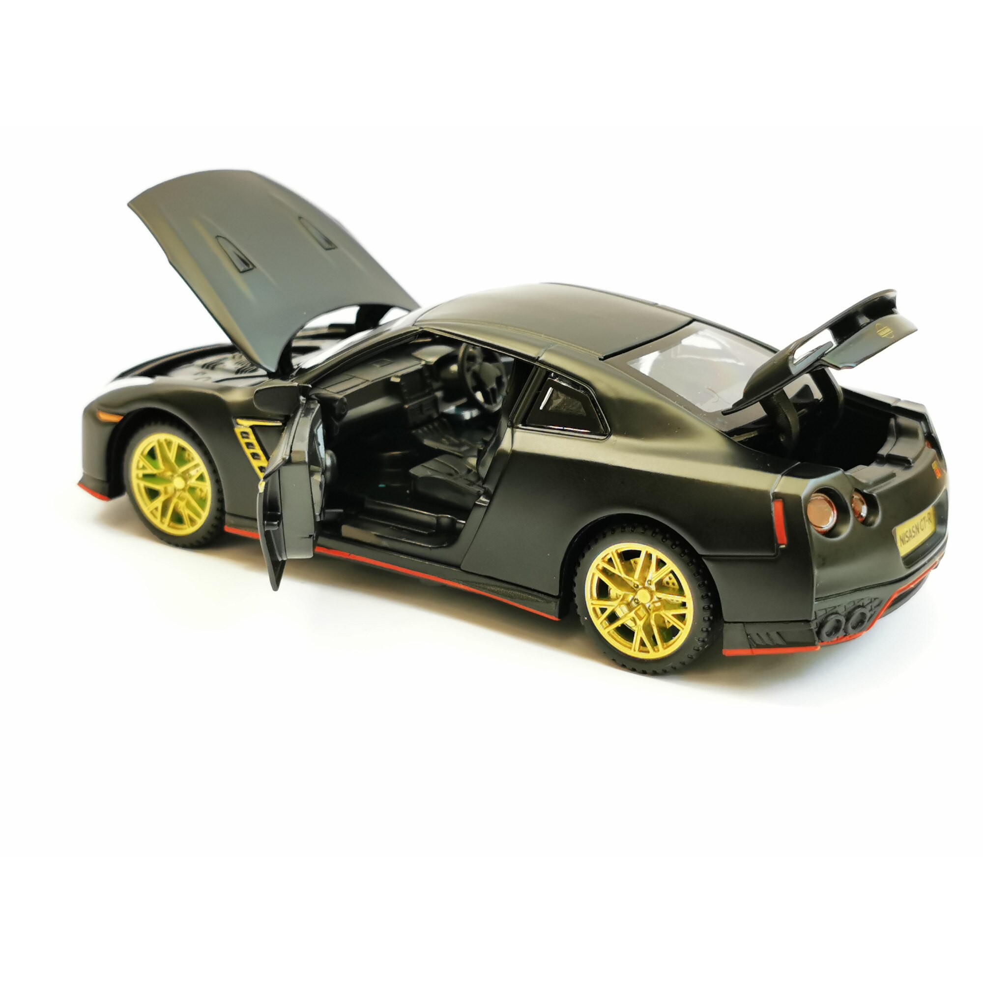 Masina Nissan GT-R R35 cu usi, capota, portbagaj mobile, lumini faruri ...