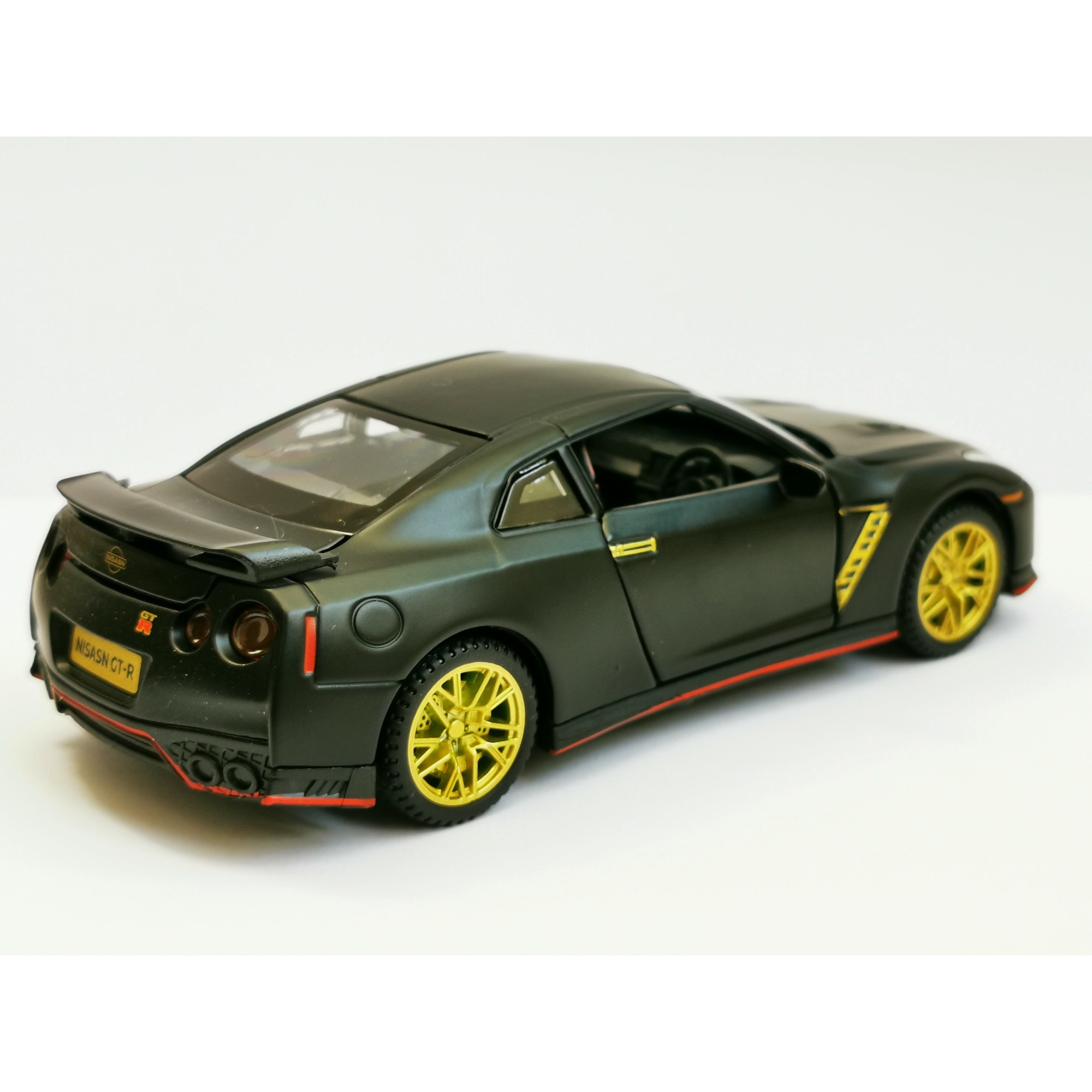 Masina Nissan GT-R R35 cu usi, capota, portbagaj mobile, lumini faruri ...