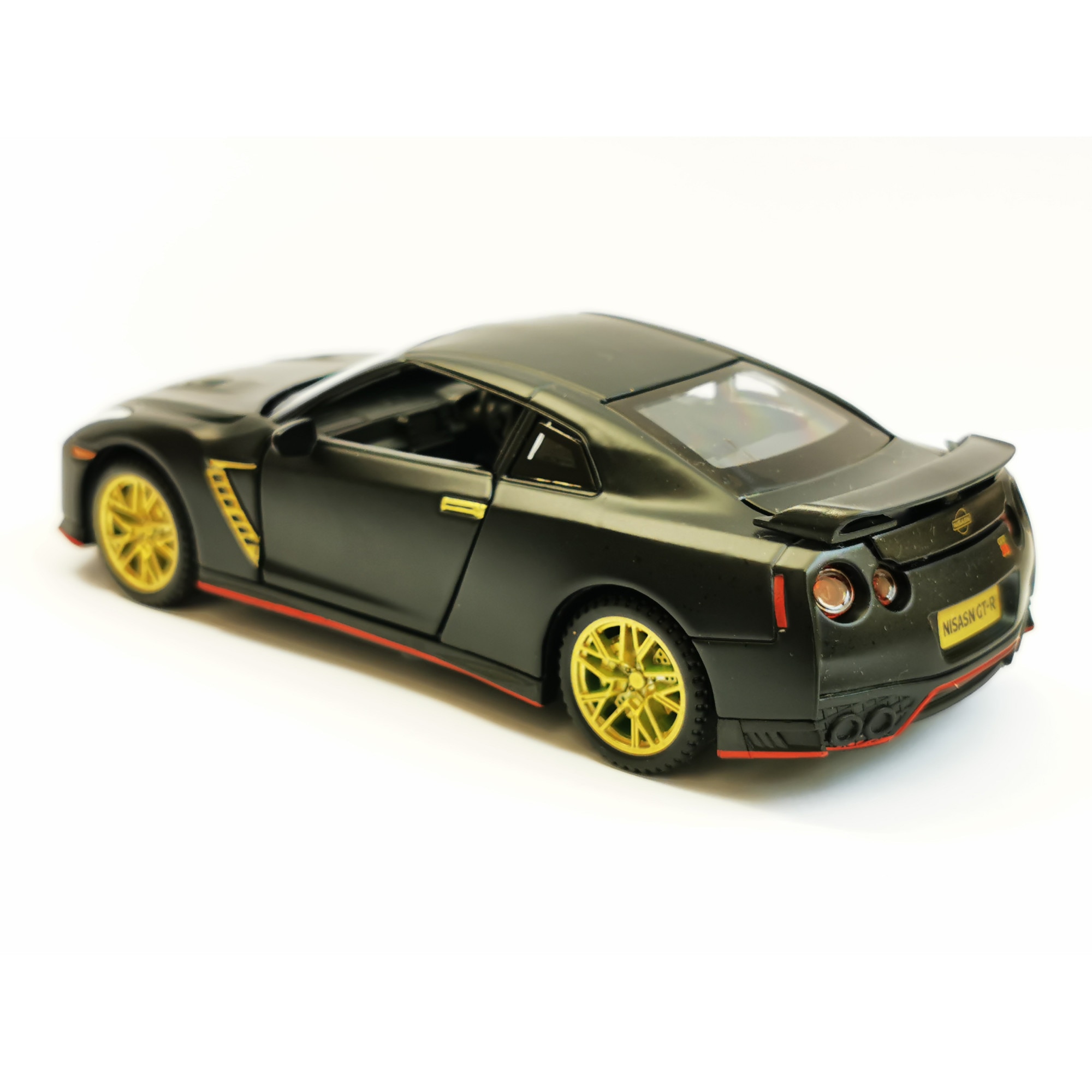 Masina Nissan GT-R R35 cu usi, capota, portbagaj mobile, lumini faruri ...