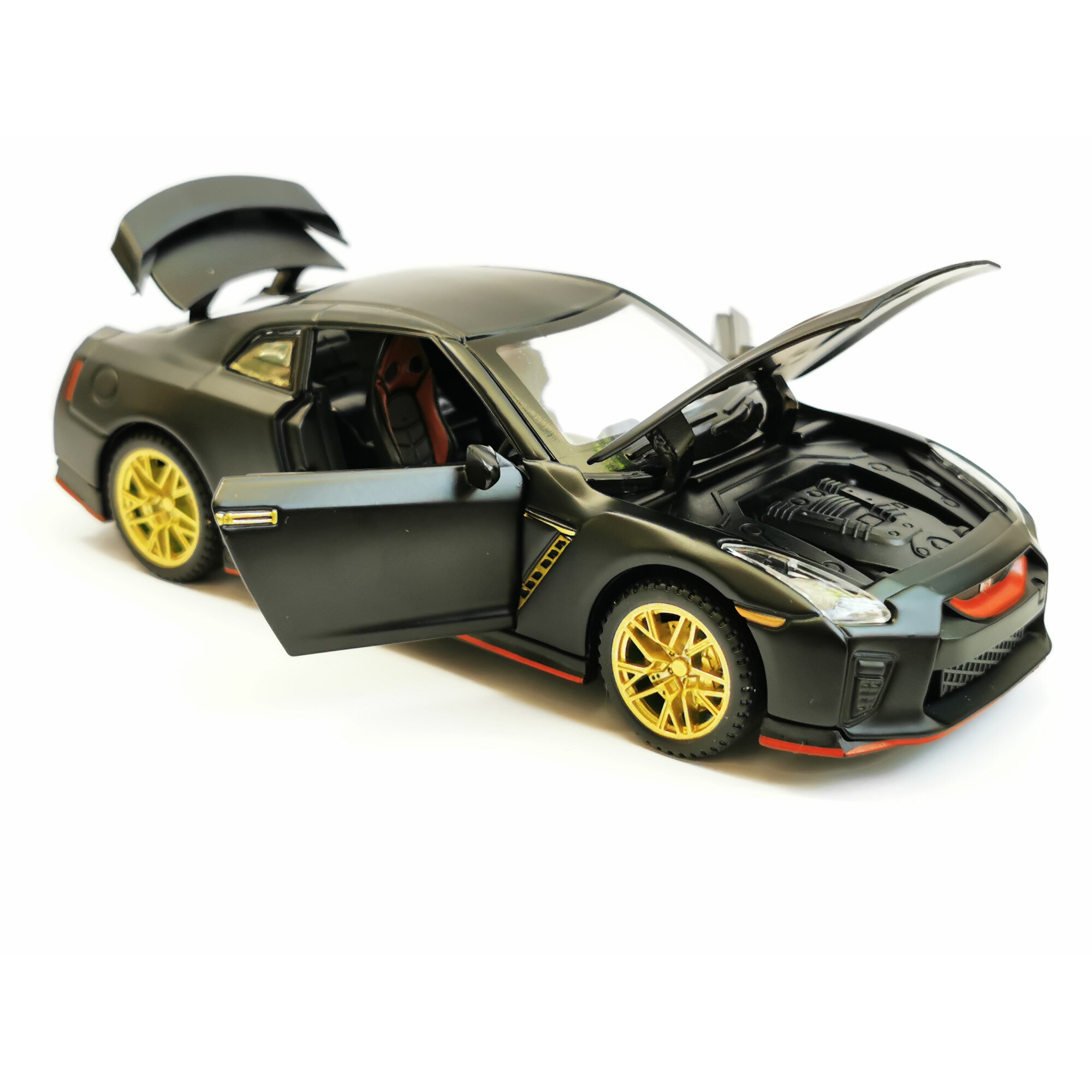 Masina Nissan GT-R R35 cu usi, capota, portbagaj mobile, lumini faruri ...