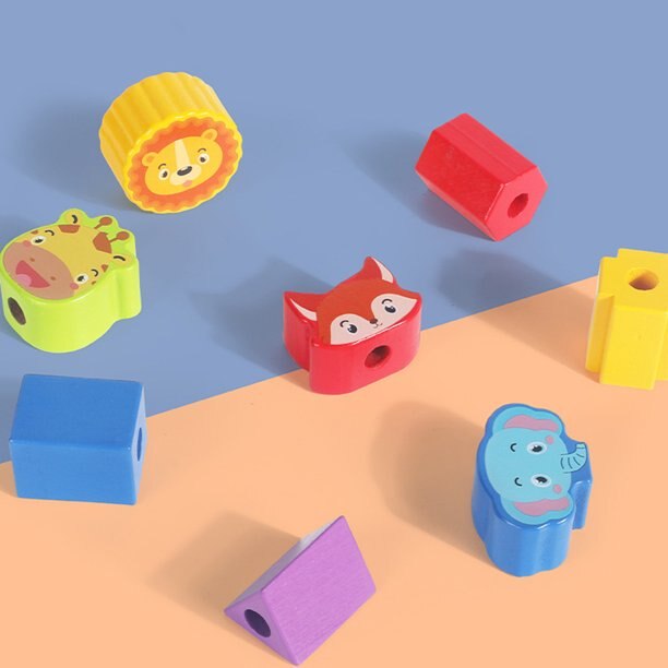 Joc Montessori de stivuire forme din lemn 4 Piramide cu animale si roti ...