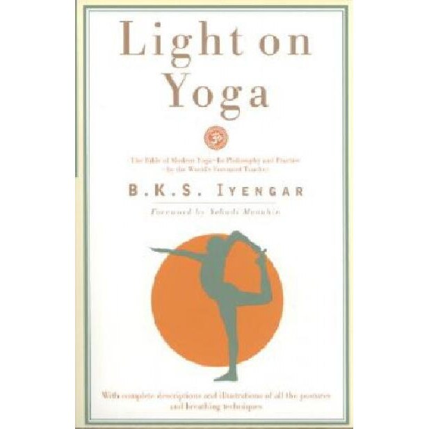 Light on Yoga - B K S Iyengar - eMAG.bg