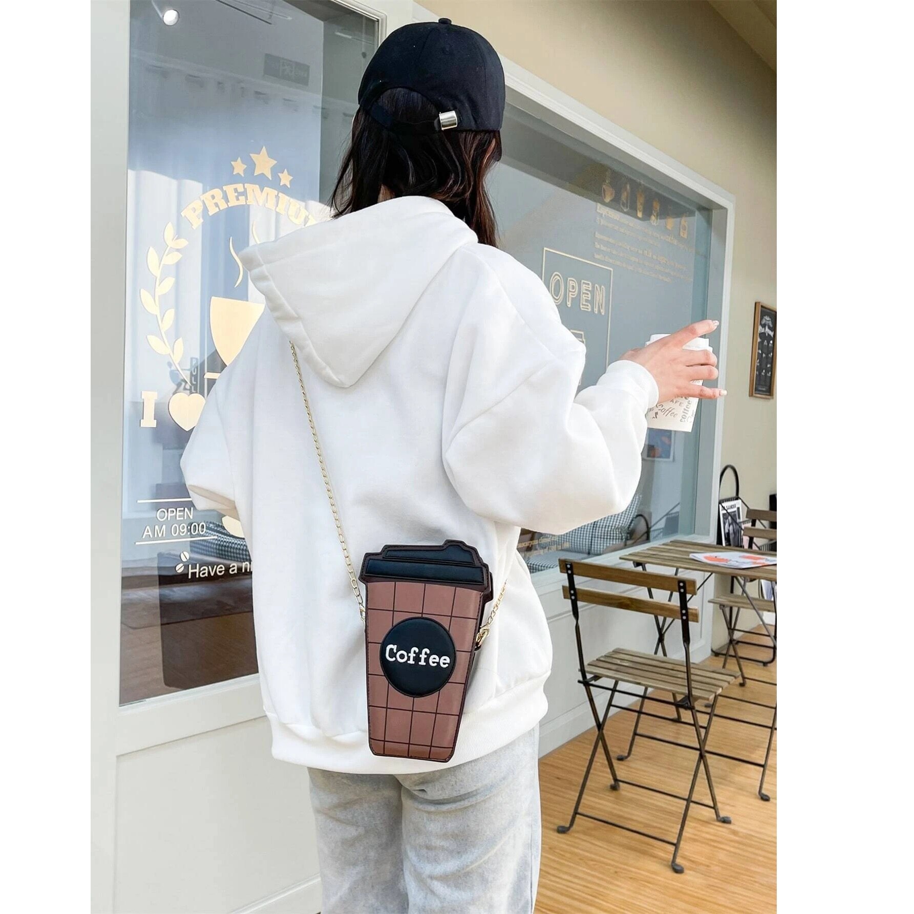 Geanta mini tip borseta cu design unic Coffee, curea din lant auriu ...