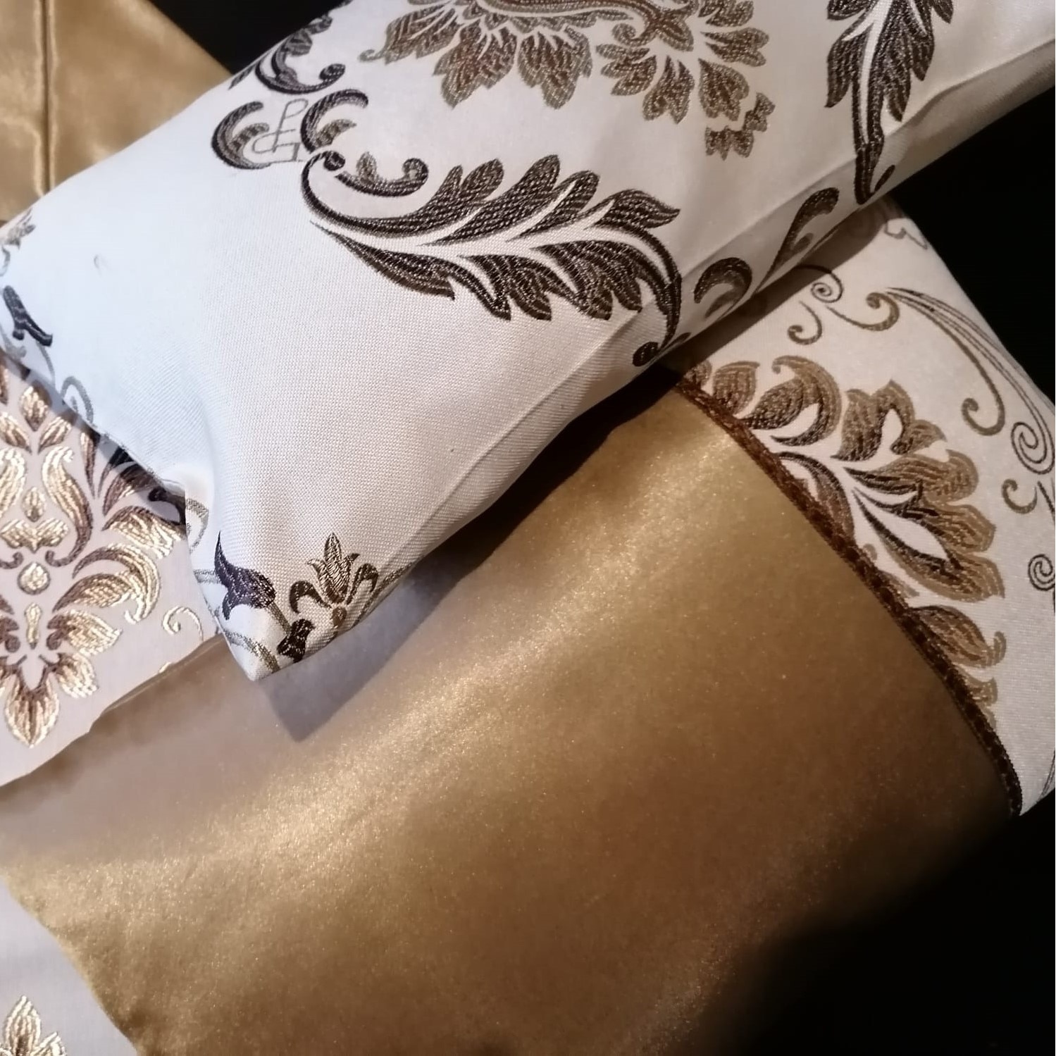 Set Traversa masa si 2 perne decorative Casa Bucuriei, model Baroc ...