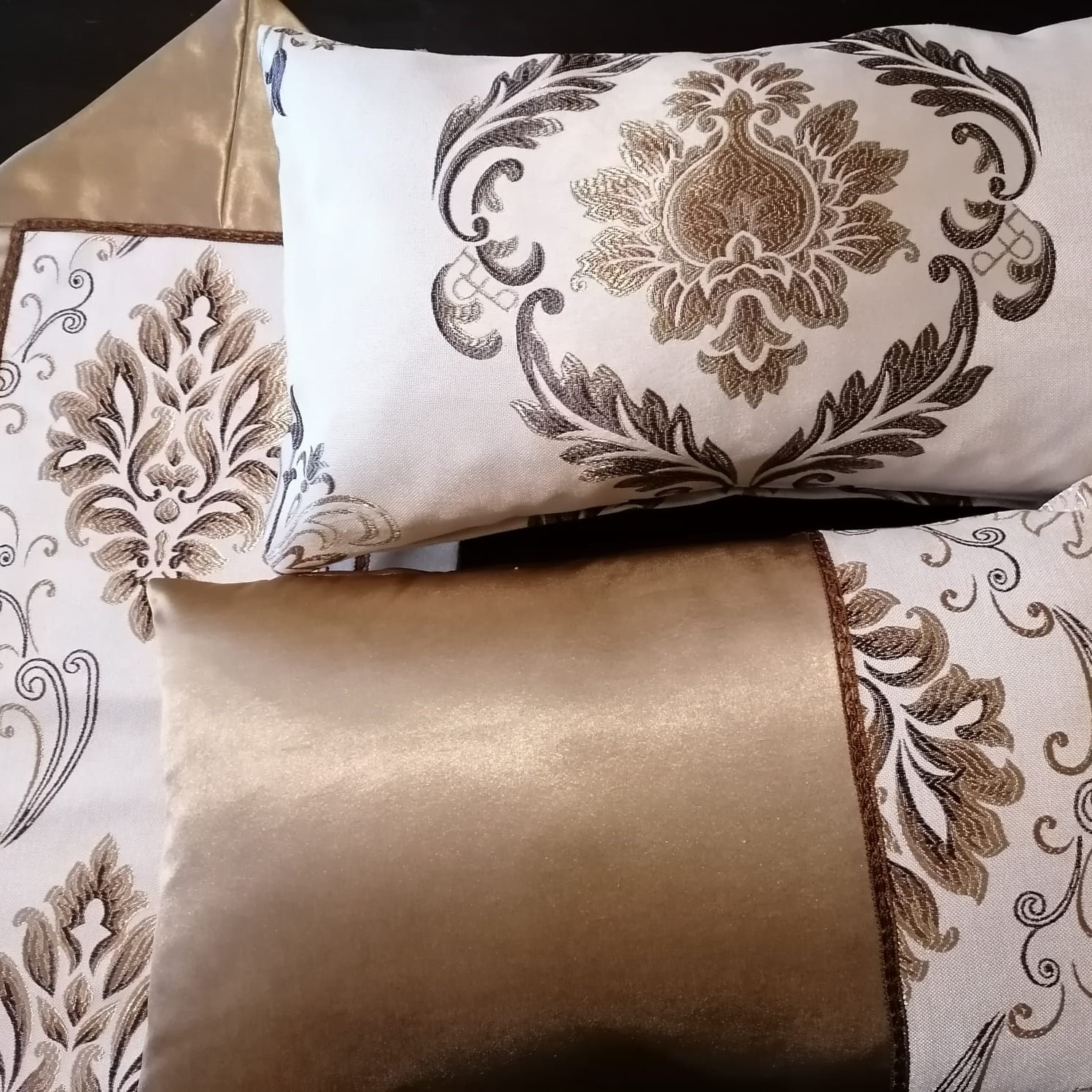 Set Traversa masa si 2 perne decorative Casa Bucuriei, model Baroc ...