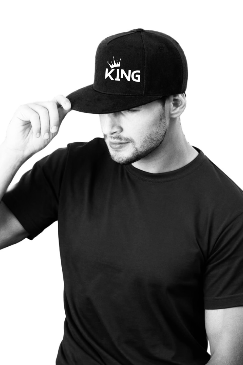 Sapca cu text, HASHTAGWORD, cu mesaj "King/Rege" si logo catifelat in ...