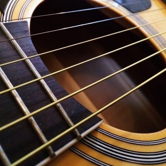 Chitara clasica din lemn IdeallStore®, Orange Raven, 95 cm, model Cutaway, portocalie, corzi ...