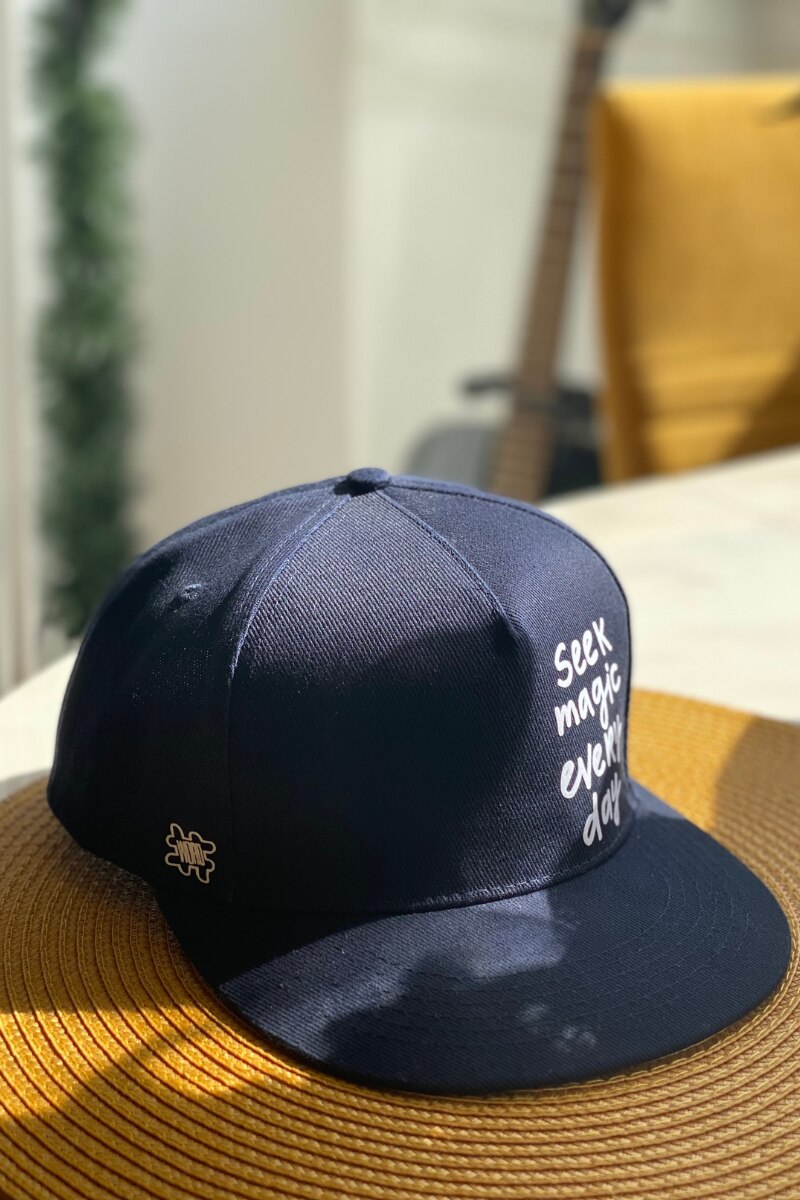 Sapca cu text, HASHTAGWORD, cu mesaj "Seek magic" si logo catifelat in ...