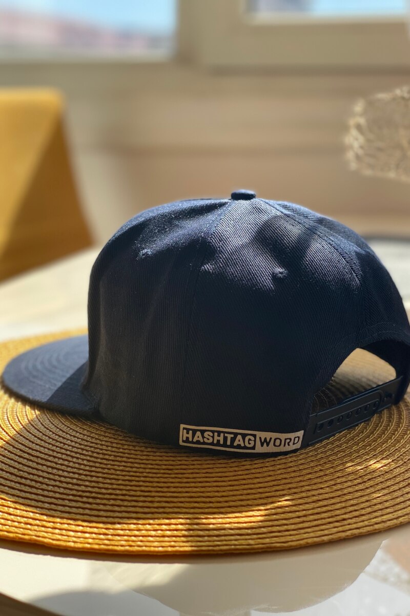 Sapca cu text, HASHTAGWORD, cu mesaj "Seek magic" si logo catifelat in ...