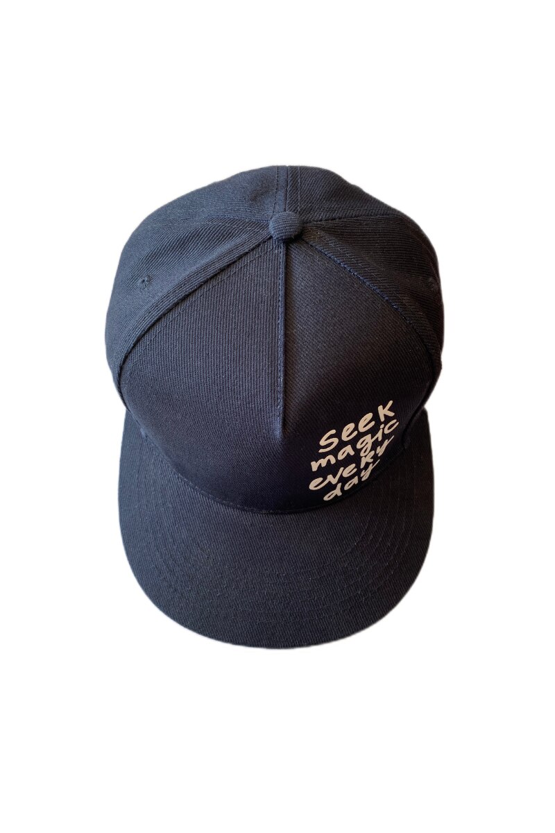 Sapca cu text, HASHTAGWORD, cu mesaj "Seek magic" si logo catifelat in ...