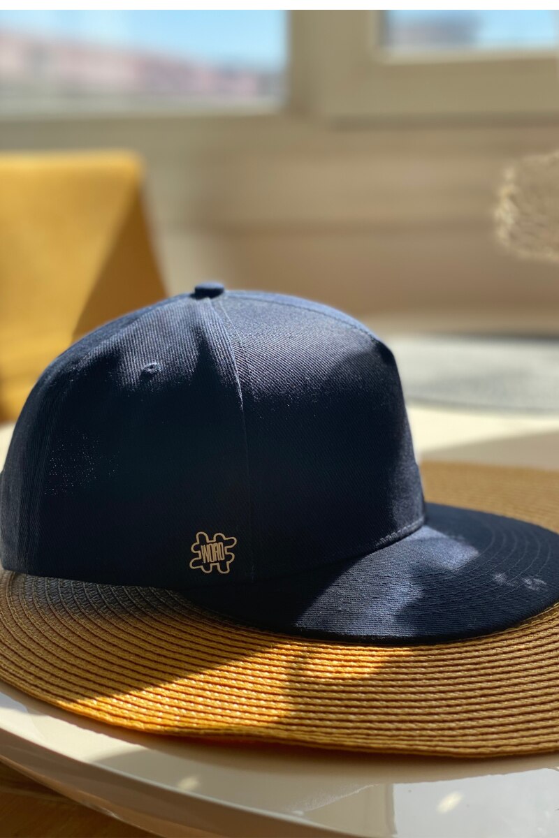 Sapca cu text, HASHTAGWORD, cu mesaj "Seek magic" si logo catifelat in ...