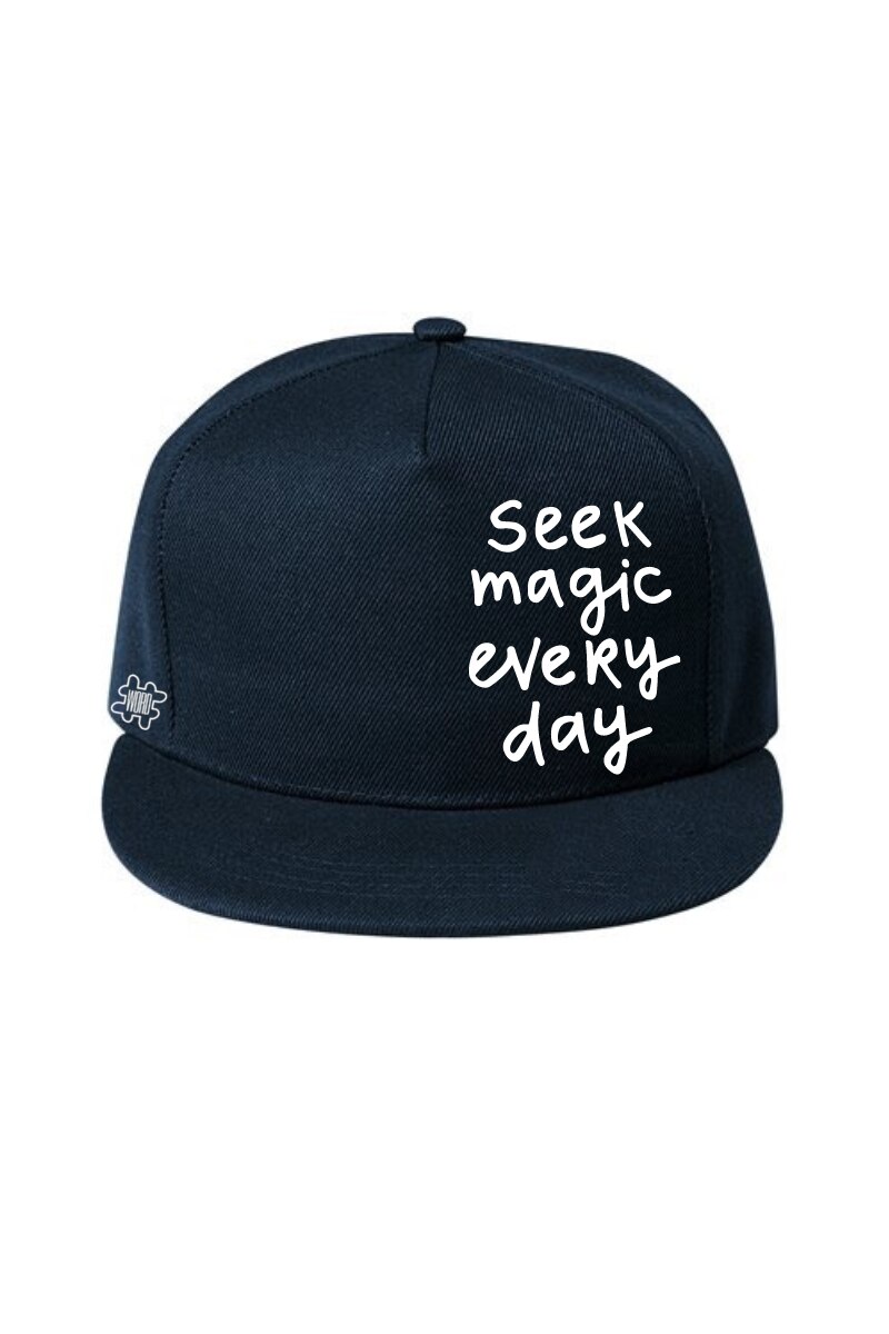 Sapca cu text, HASHTAGWORD, cu mesaj "Seek magic" si logo catifelat in ...