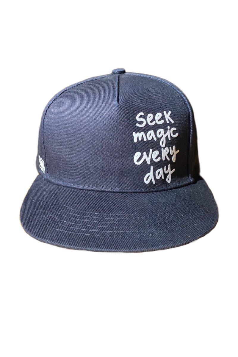 Sapca cu text, HASHTAGWORD, cu mesaj "Seek magic" si logo catifelat in ...