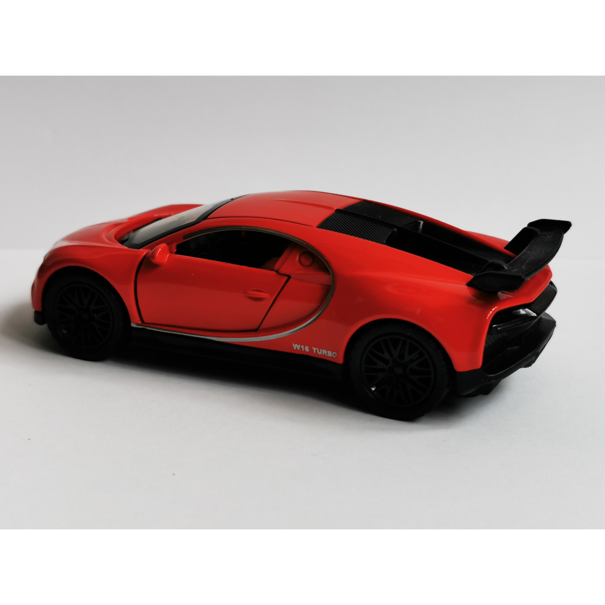 Masina Bugatti Chiron cu usi, capota, portbagaj mobile, lumini faruri ...