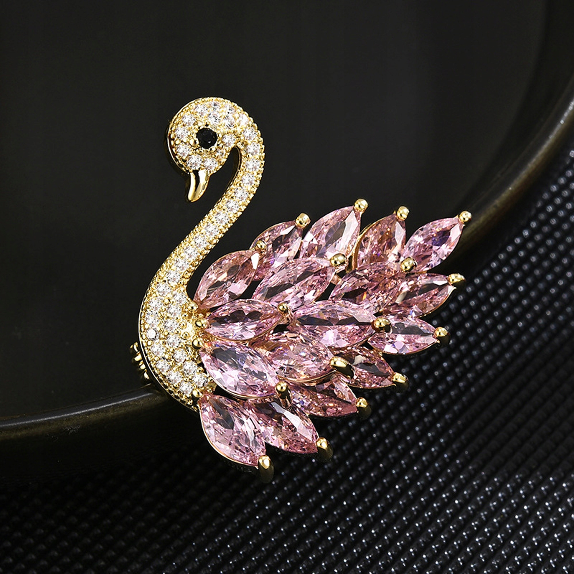 Brosa, Pinets, Model lebada, Metal/Zirconiu, Auriu/Roz - eMAG.ro