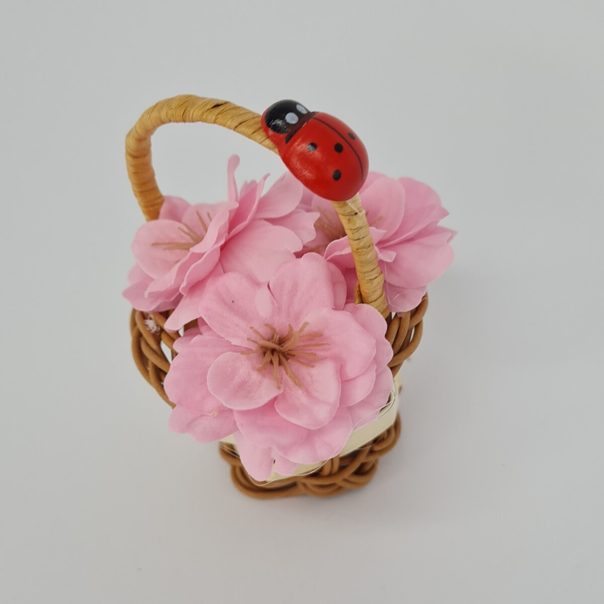 Aranjament floral bopo cosulet cu flori de cires din sapun, infoliat cu ...