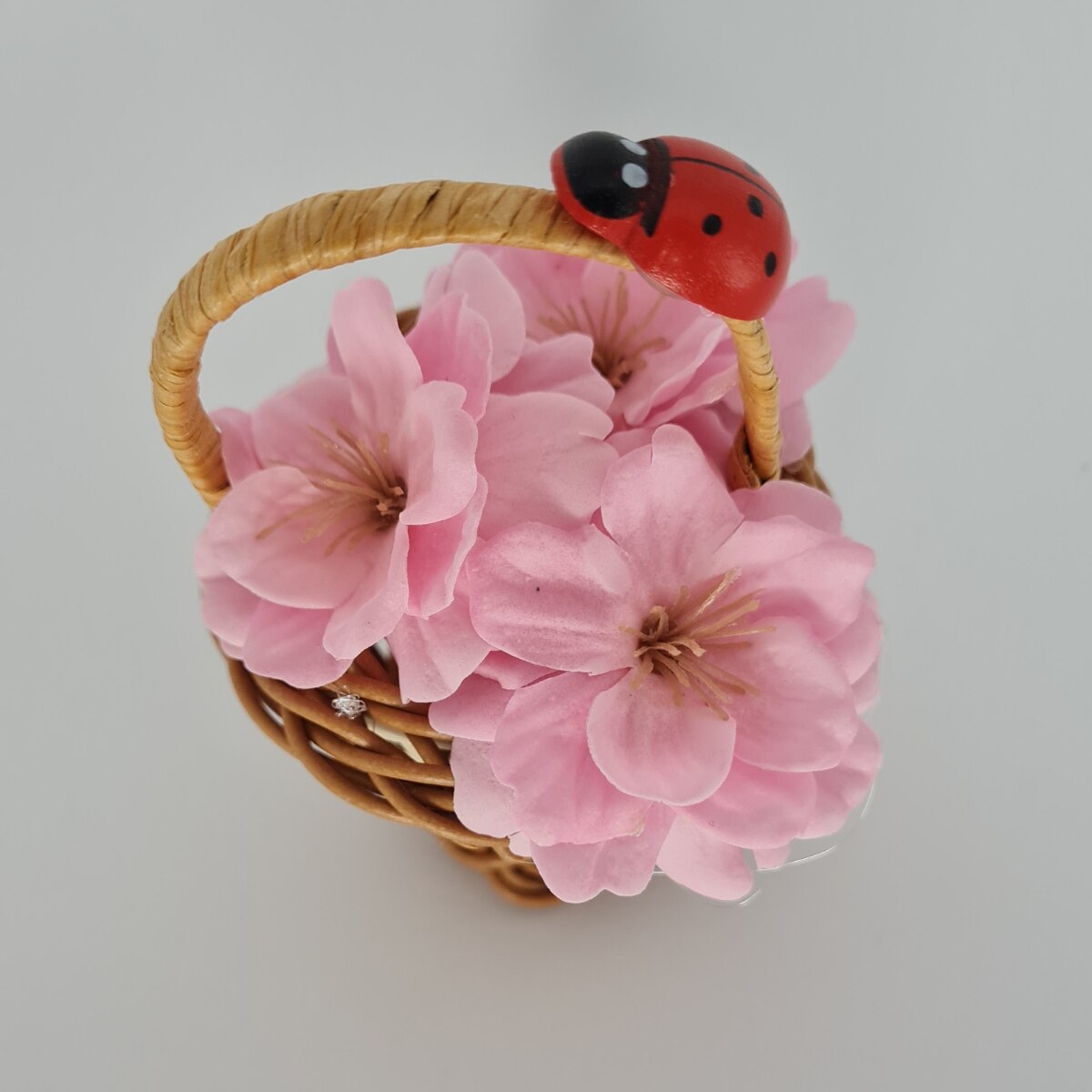 Aranjament floral bopo cosulet cu flori de cires din sapun, infoliat cu ...