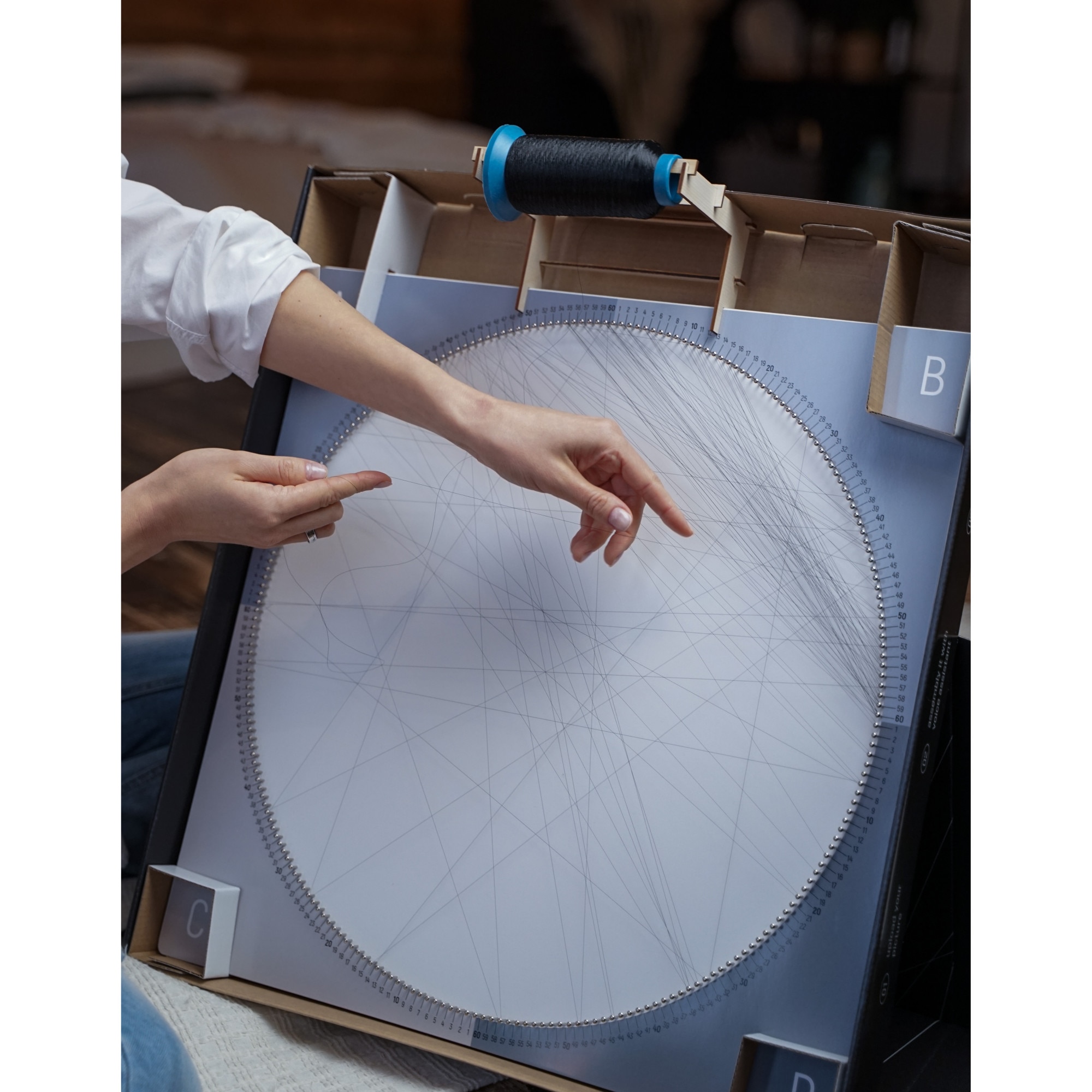 Kit complet de String Art Criando de realizat portrate cu fire de ata RingString dupa fotografia ...