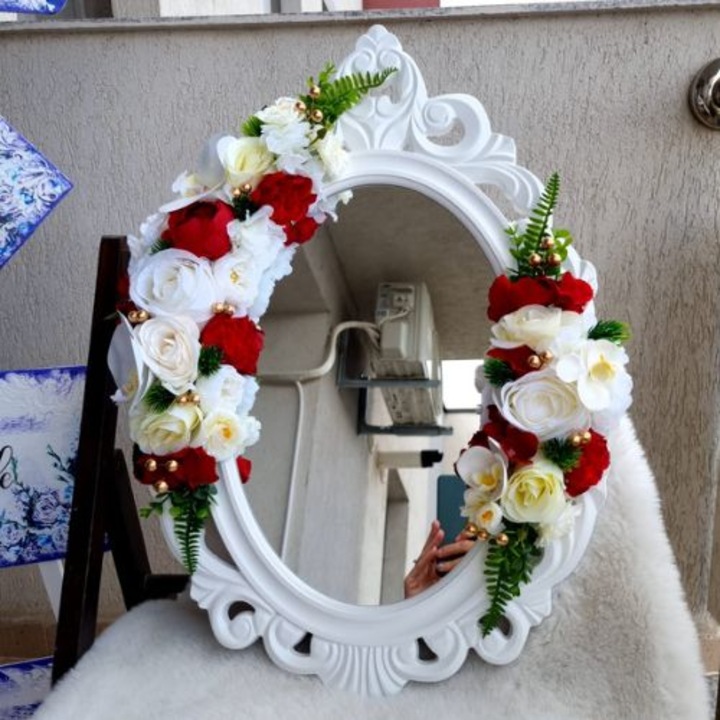 Oglinda miresei, decorata cu flori din matase si sapun, 60x40 cm, alb ...