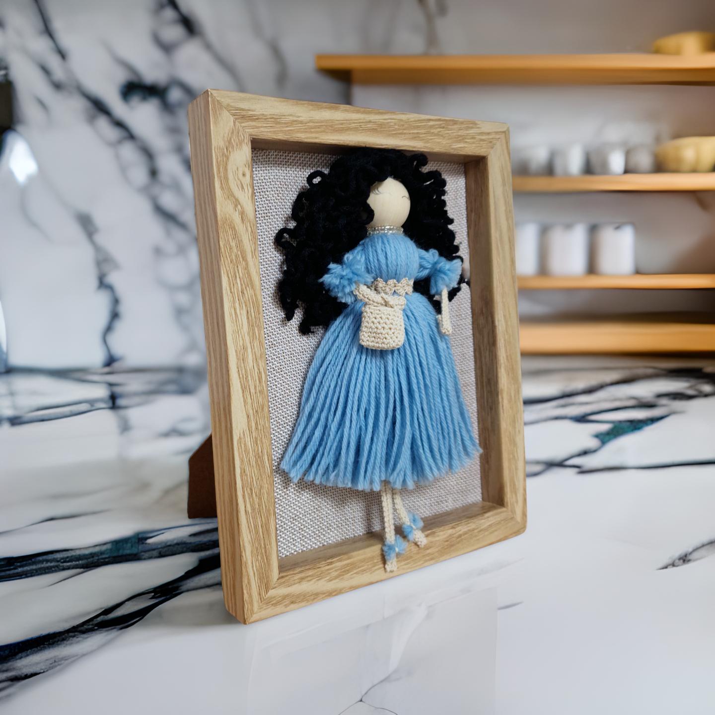 Decoratiune de tip papusa din macrame, confectionata manual, pusa in ...