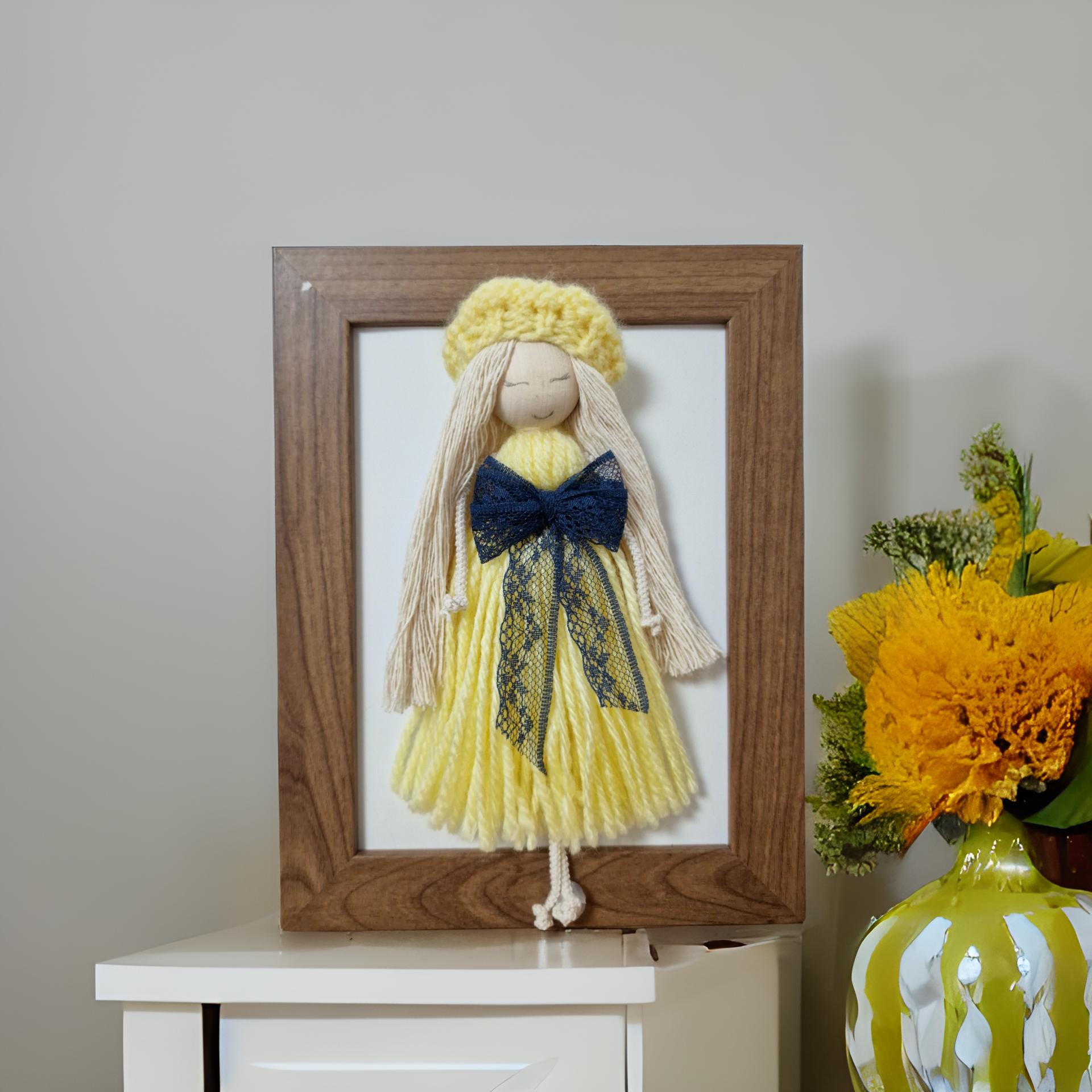 Decoratiune de tip papusa din macrame, confectionata manual, pusa in ...