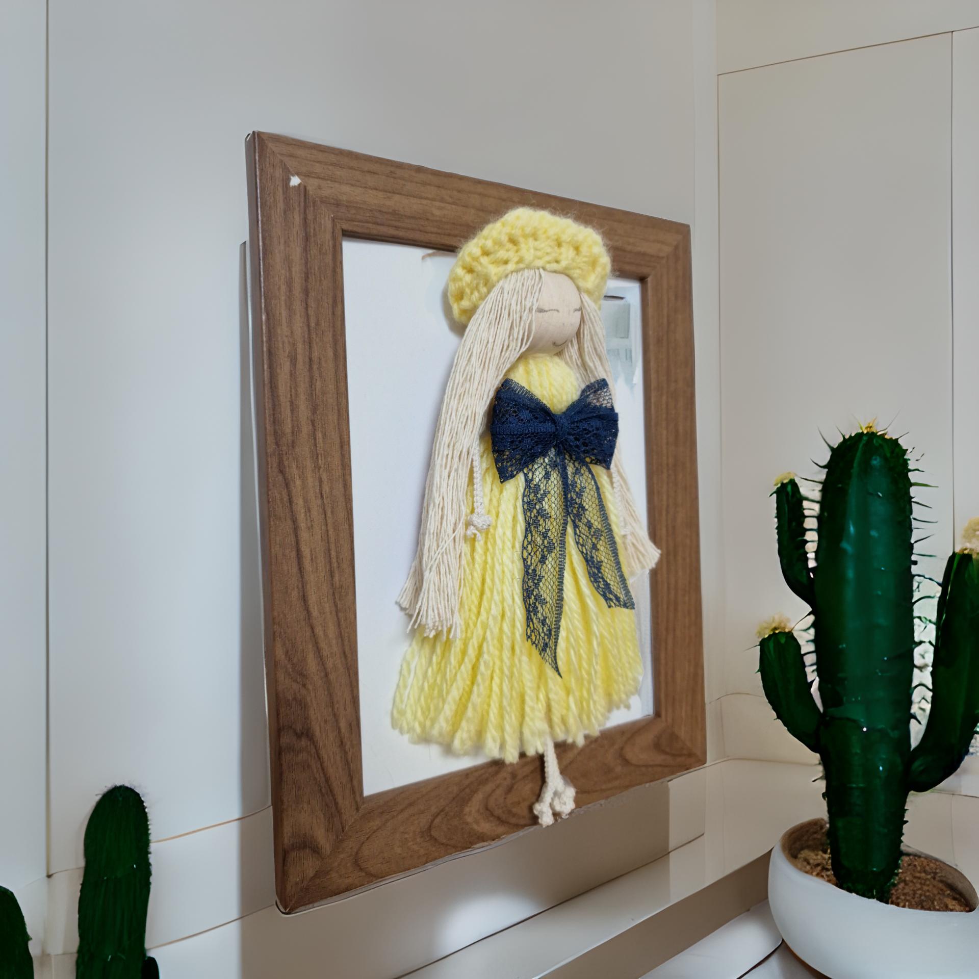 Decoratiune de tip papusa din macrame, confectionata manual, pusa in ...