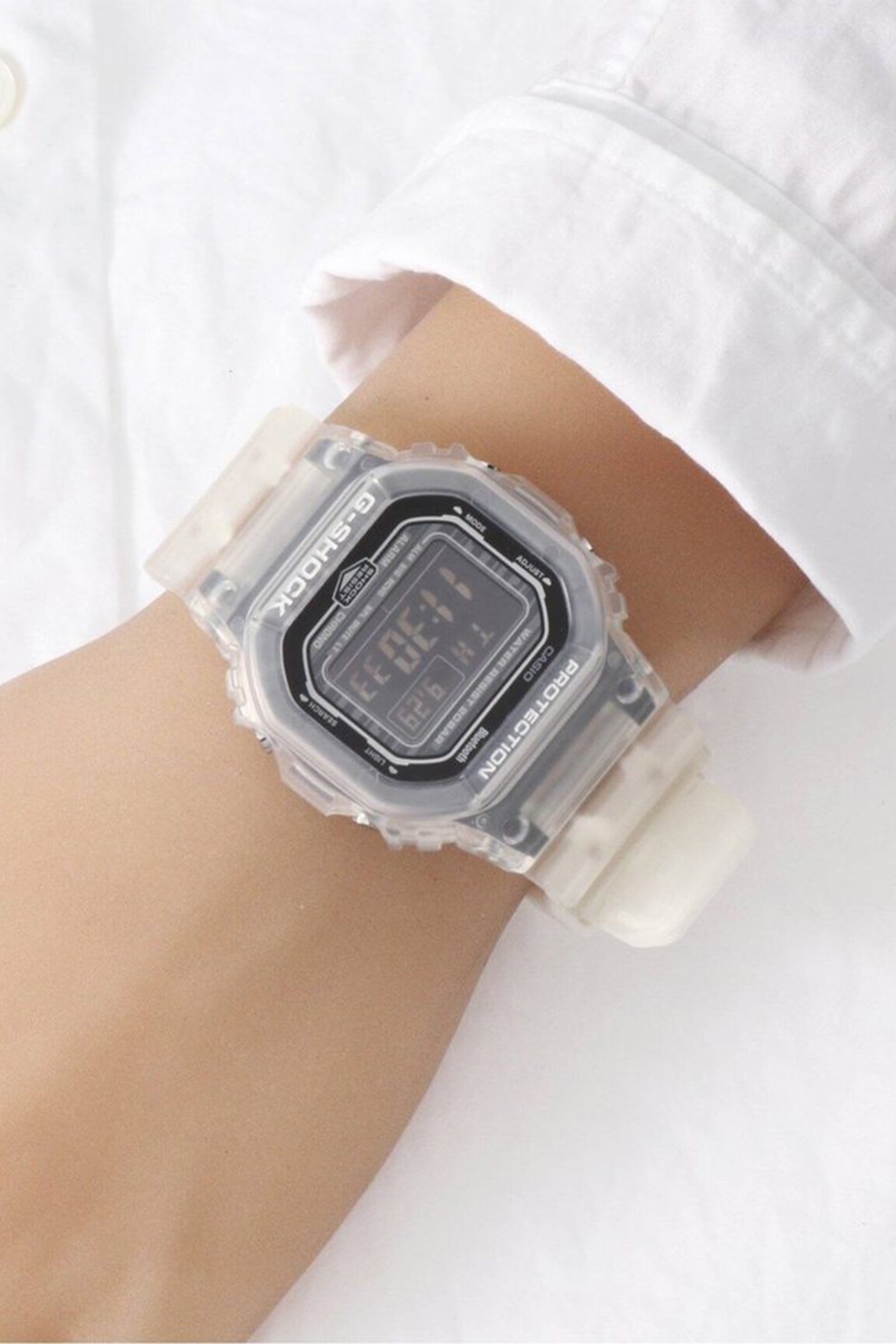 Casio, Ceas digital cu functii multiple G-Shock, Alb - eMAG.ro