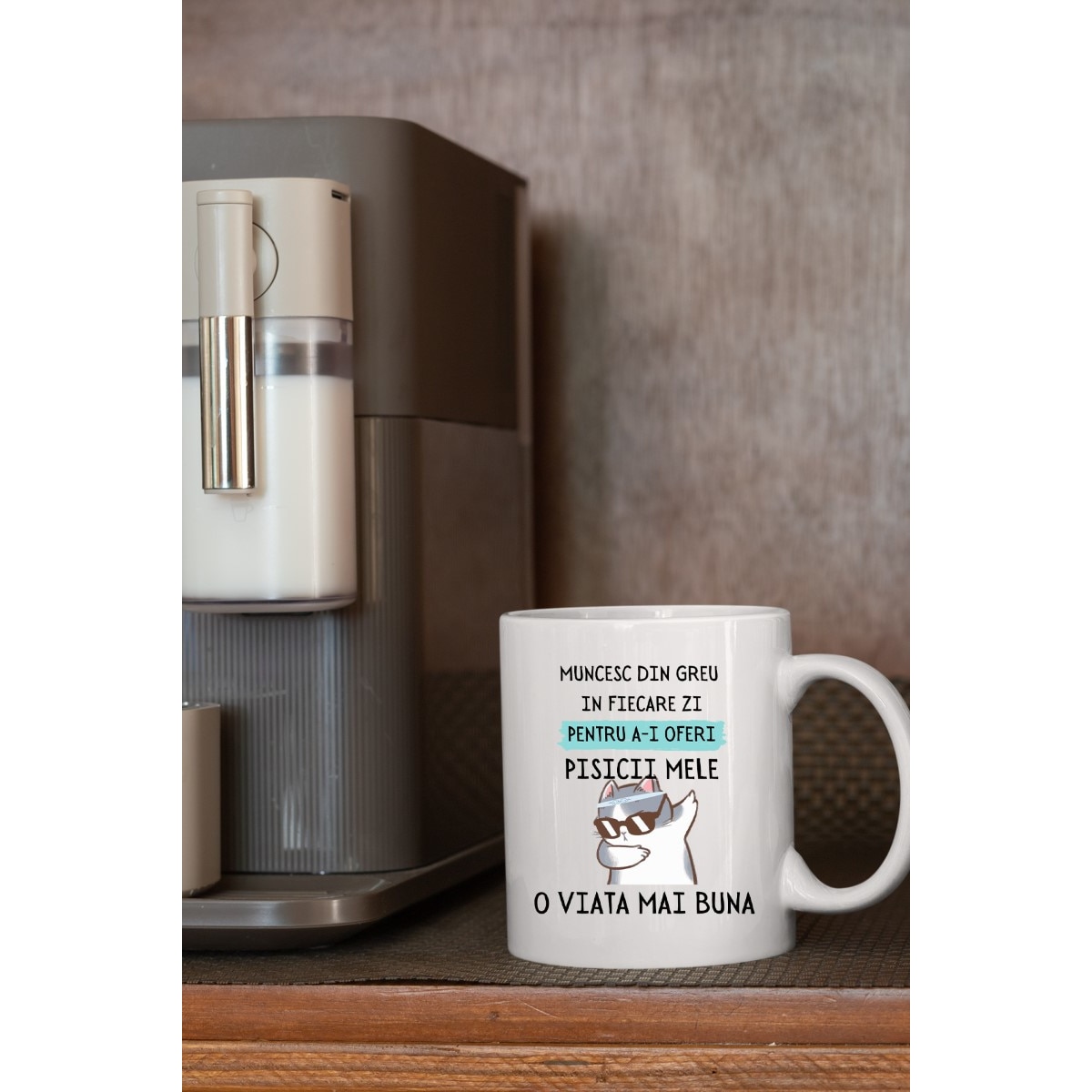 Cana personalizata cu imprimeu Muncesc din greu pentru a-I oferii ...