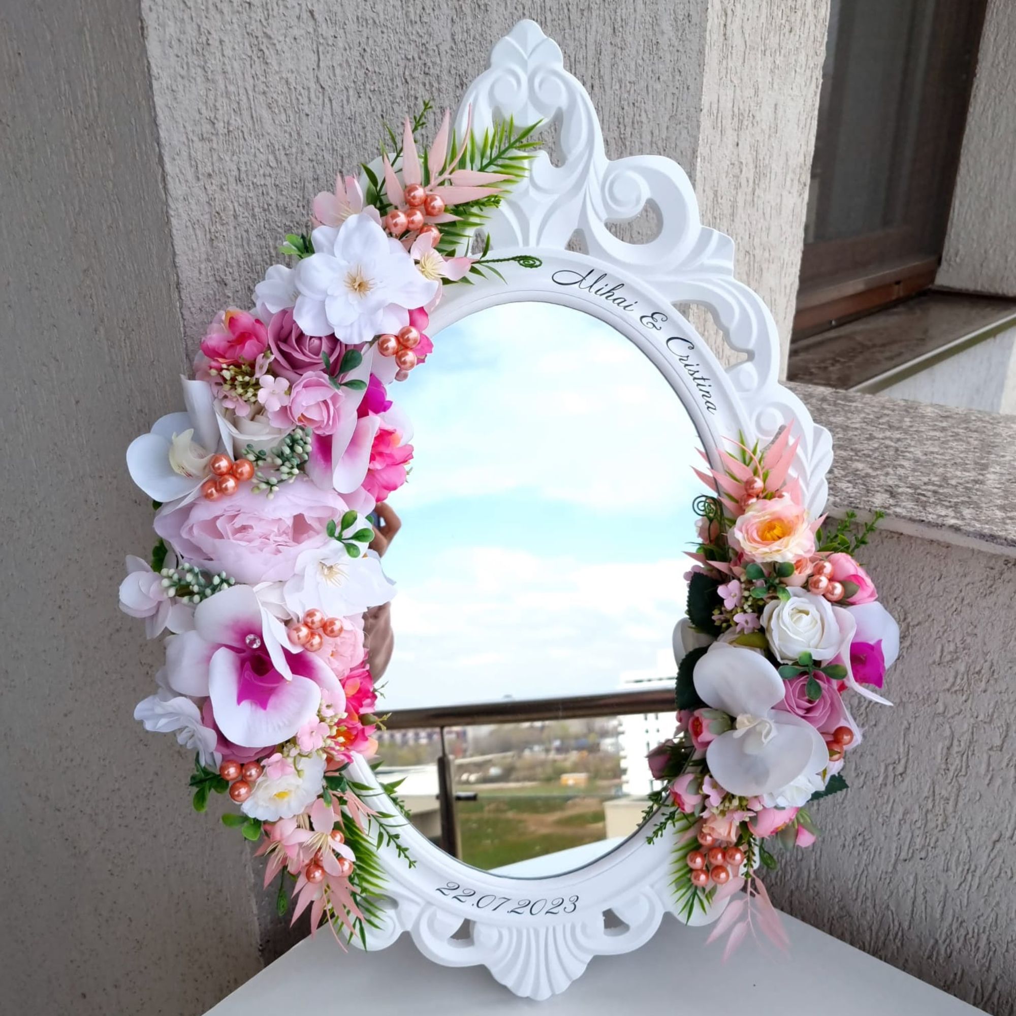 Oglinda miresei, decorata cu flori din matase si sapun, 60x40 cm, alb ...