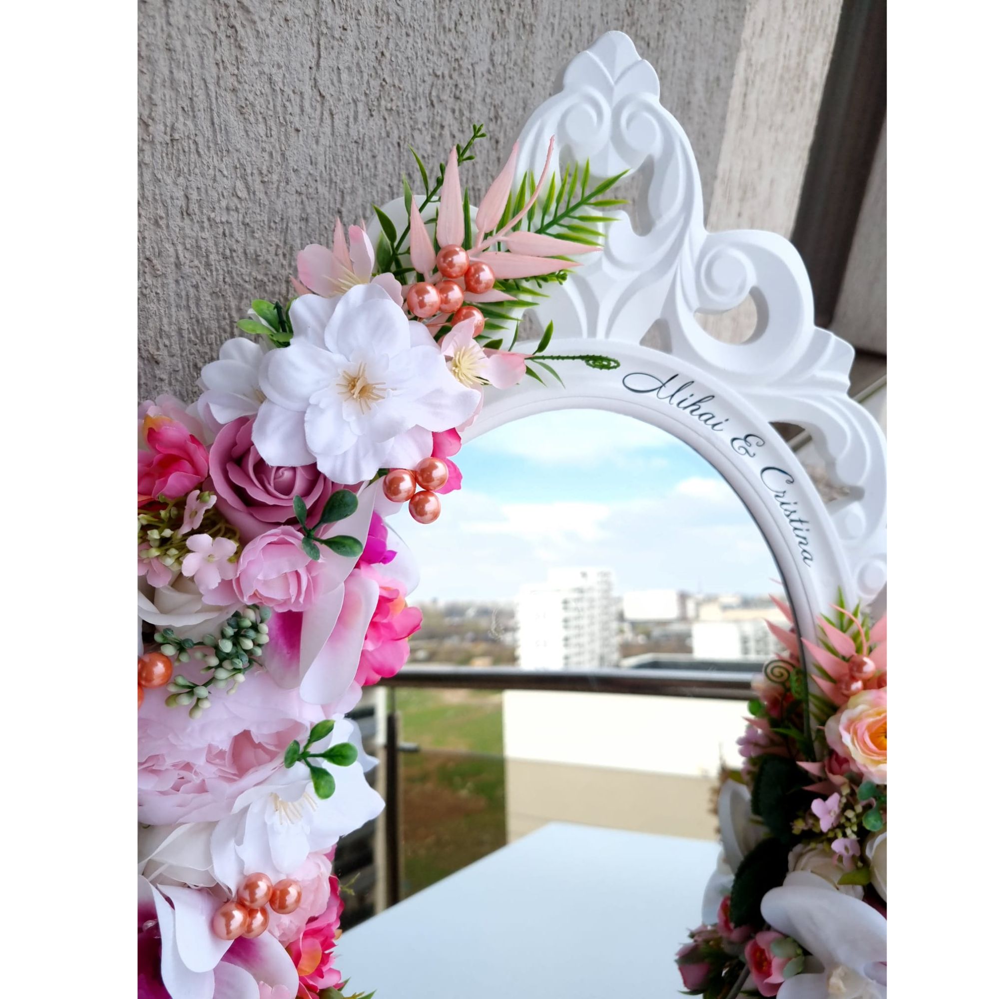 Oglinda miresei, decorata cu flori din matase si sapun, 60x40 cm, alb ...