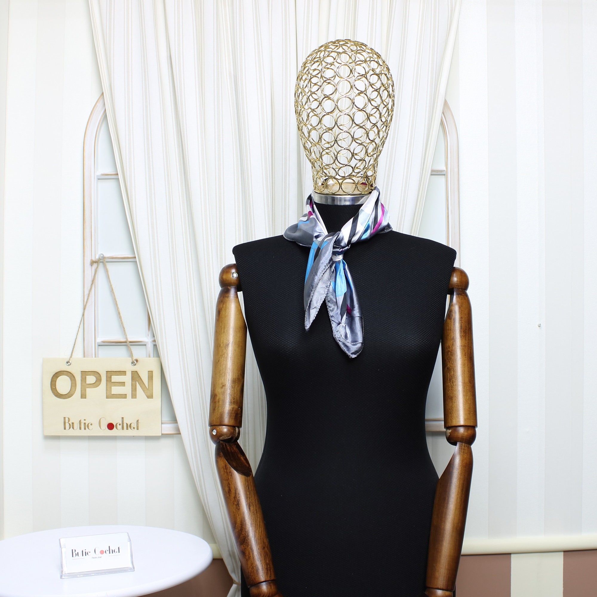 Batic de dama, 50x50 cm, Buticcochet, saten, imprimeu liniar stilizat ...