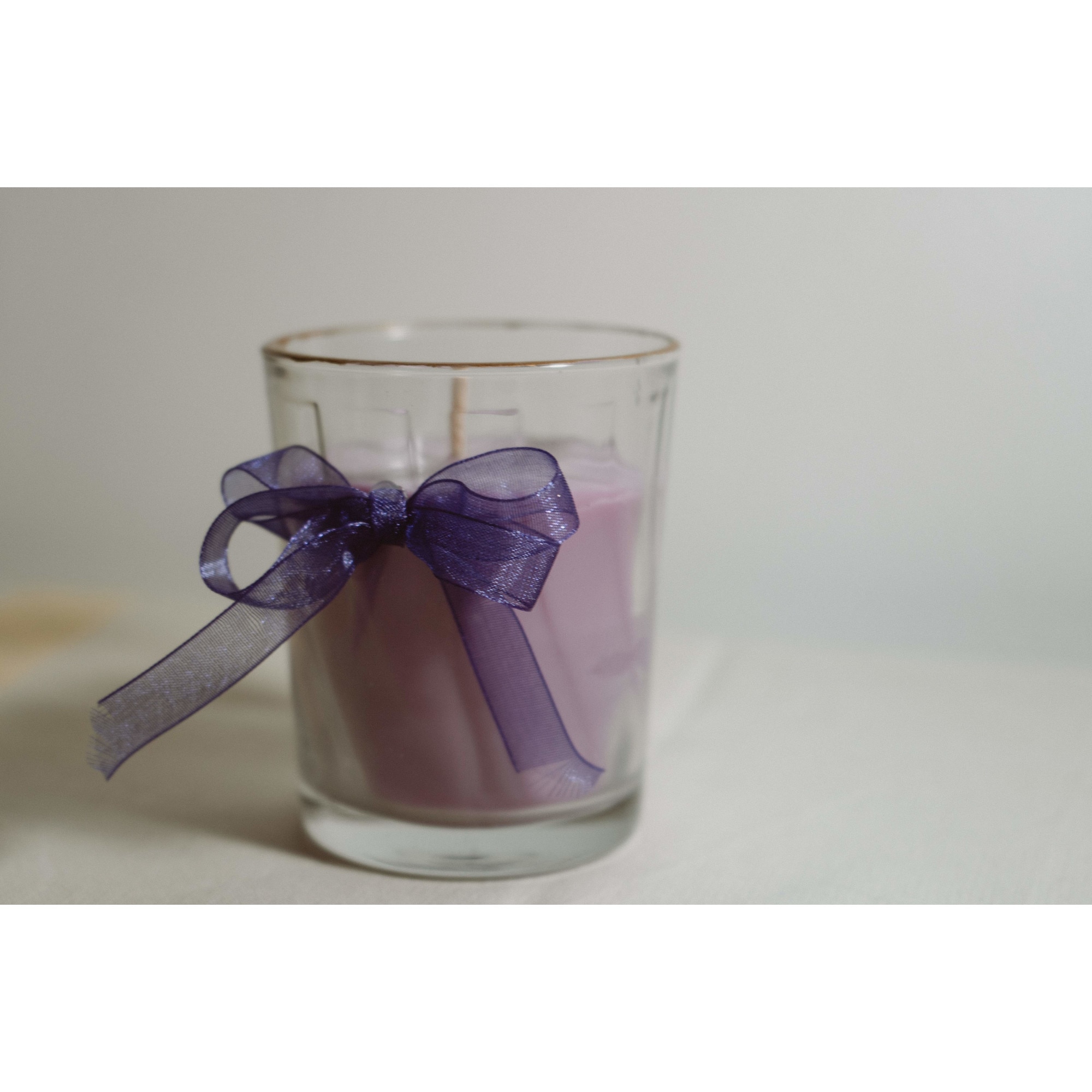 Lumanare parfumata, 254g, parfum lavanda, culoare mov - eMAG.ro