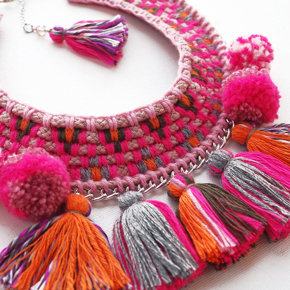 Colier colorat cu motive etnice si ciucuri - eMAG.ro