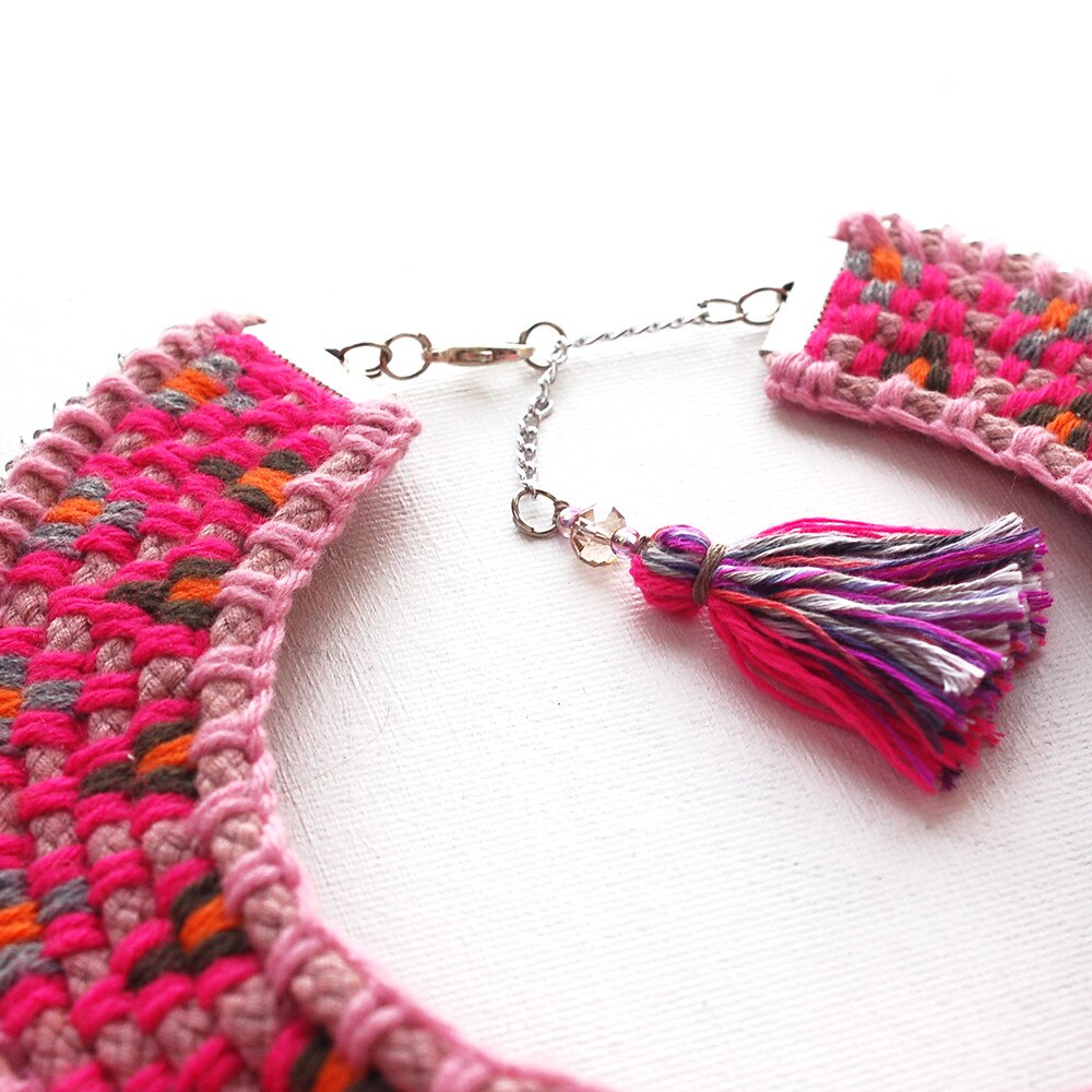 Colier colorat cu motive etnice si ciucuri - eMAG.ro