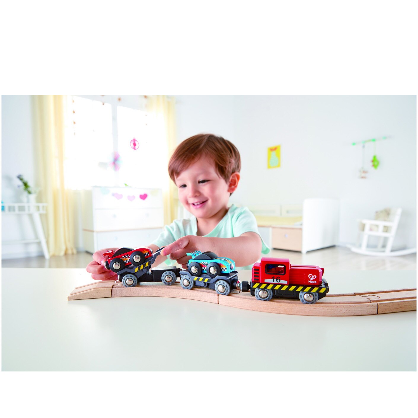 Set de joaca Hape - Trenuletul transportor de masini de curse - eMAG.ro
