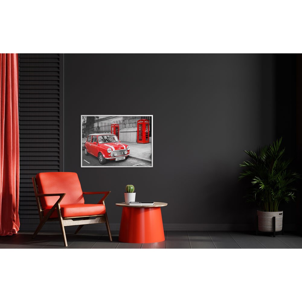 Poster, Masina rosie in fata cabinelor telefonice rosii, Alb-Negru ...