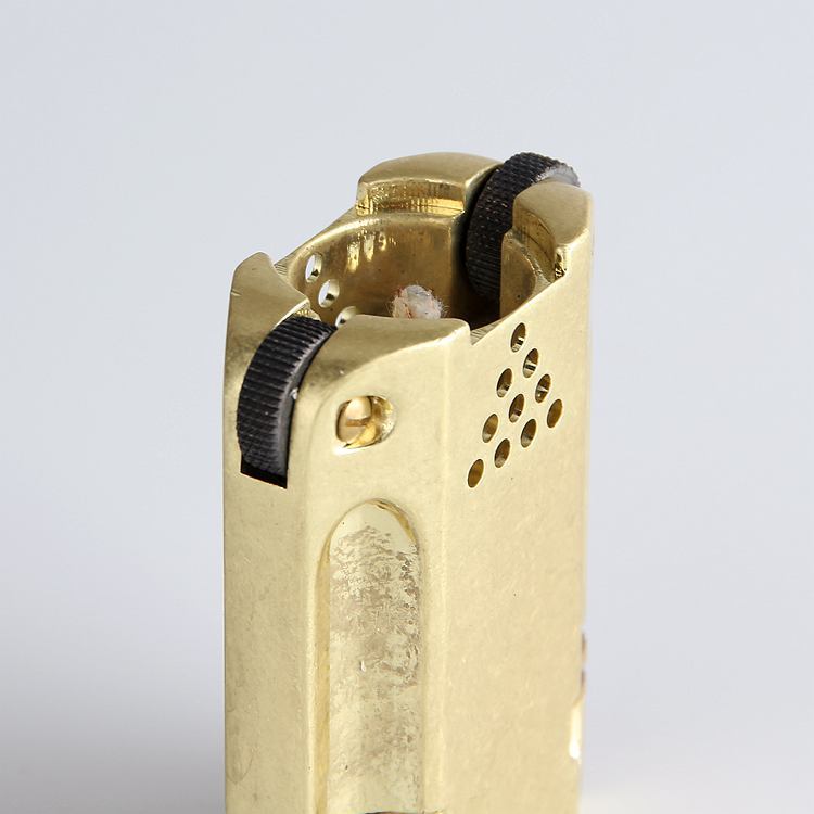 Bricheta pe benzina, design deosebit, silex dublu, culoare alama mat ...