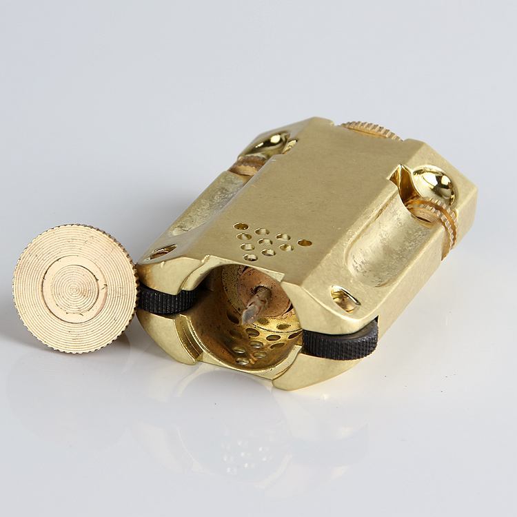 Bricheta pe benzina, design deosebit, silex dublu, culoare alama mat ...