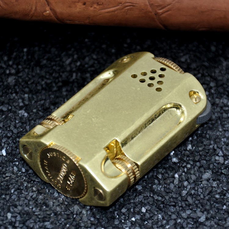 Bricheta pe benzina, design deosebit, silex dublu, culoare alama mat ...