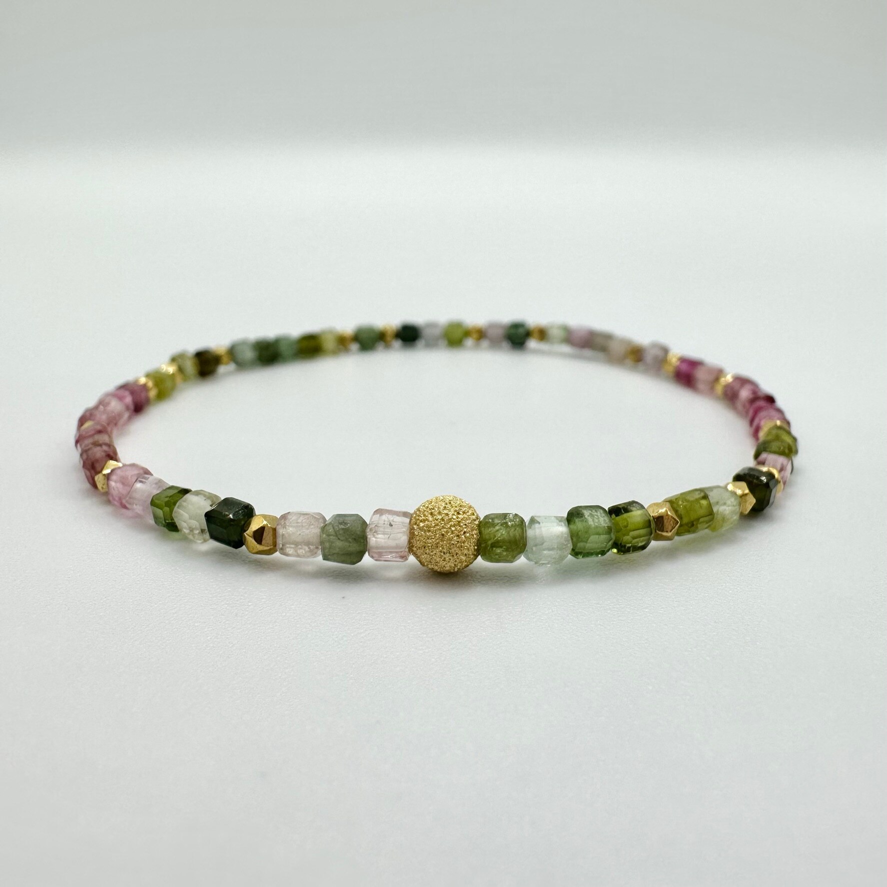 Bratara Papesa din turmalina multicolor cuburi 2mm, hematit si sfera ...