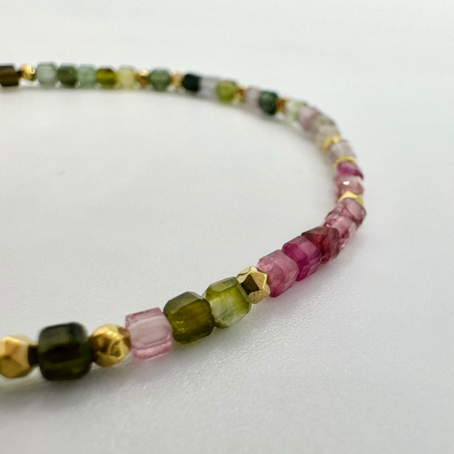 Bratara Papesa din turmalina multicolor cuburi 2mm, hematit si sfera ...