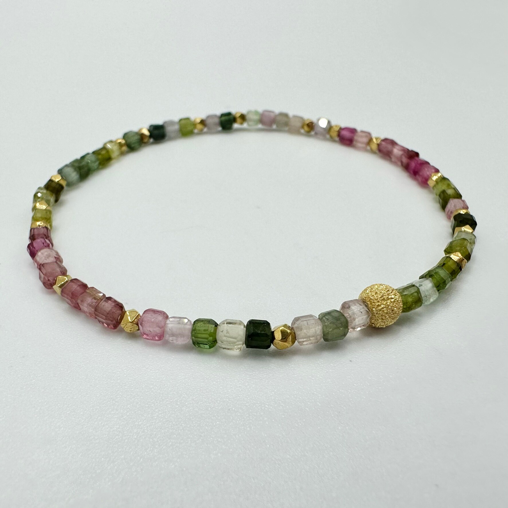 Bratara Papesa din turmalina multicolor cuburi 2mm, hematit si sfera ...