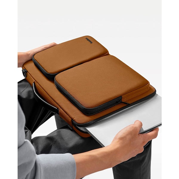 Geanta de umar pentru Apple MacBook Pro Tomtoc, 16 inchi, Maro - eMAG.ro