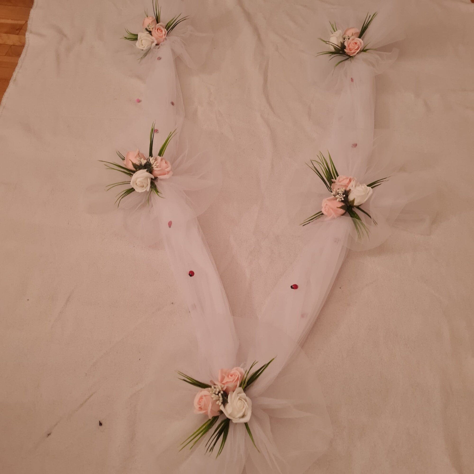 Aranjament floral, masini, tematica nunta, roz, 3m, trandafiri, Dalimag ...