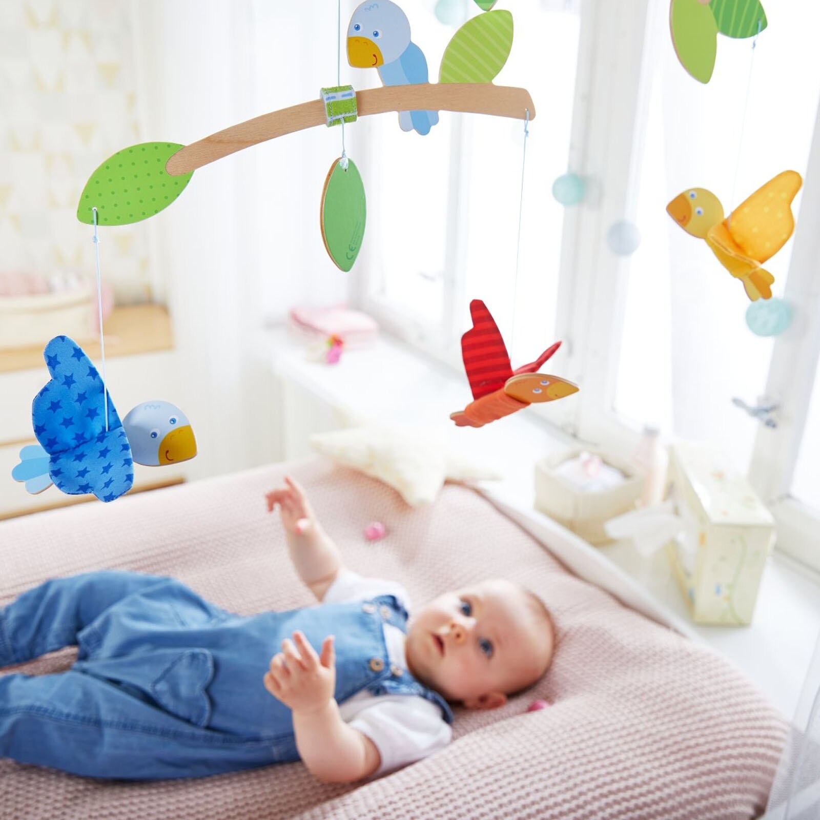 Jucarii interactive pentru patut bebe, din lemn si poliester, Carusel ...
