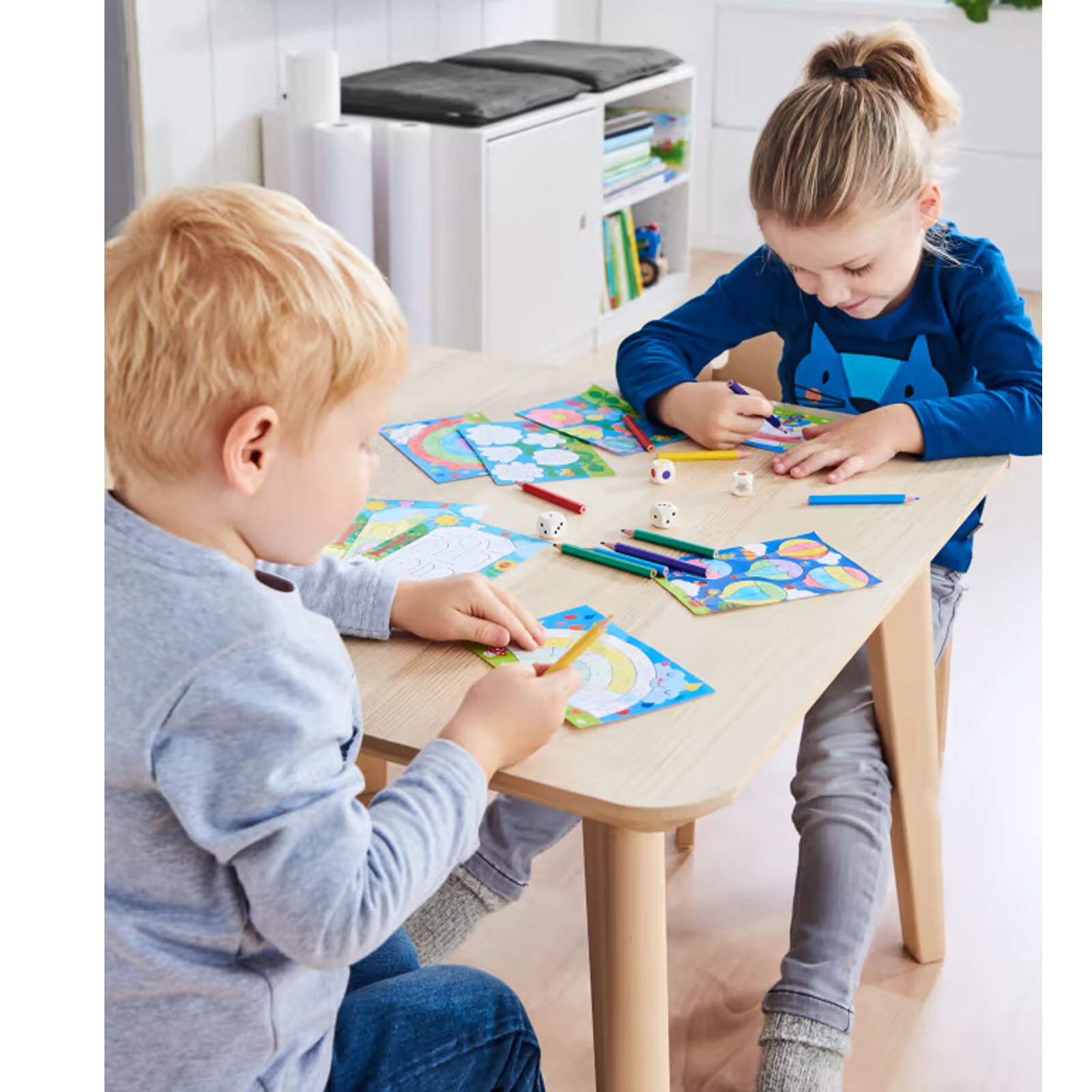 Joc de colorat pentru copii, cu zaruri, 4 planse si 10 creioane ...