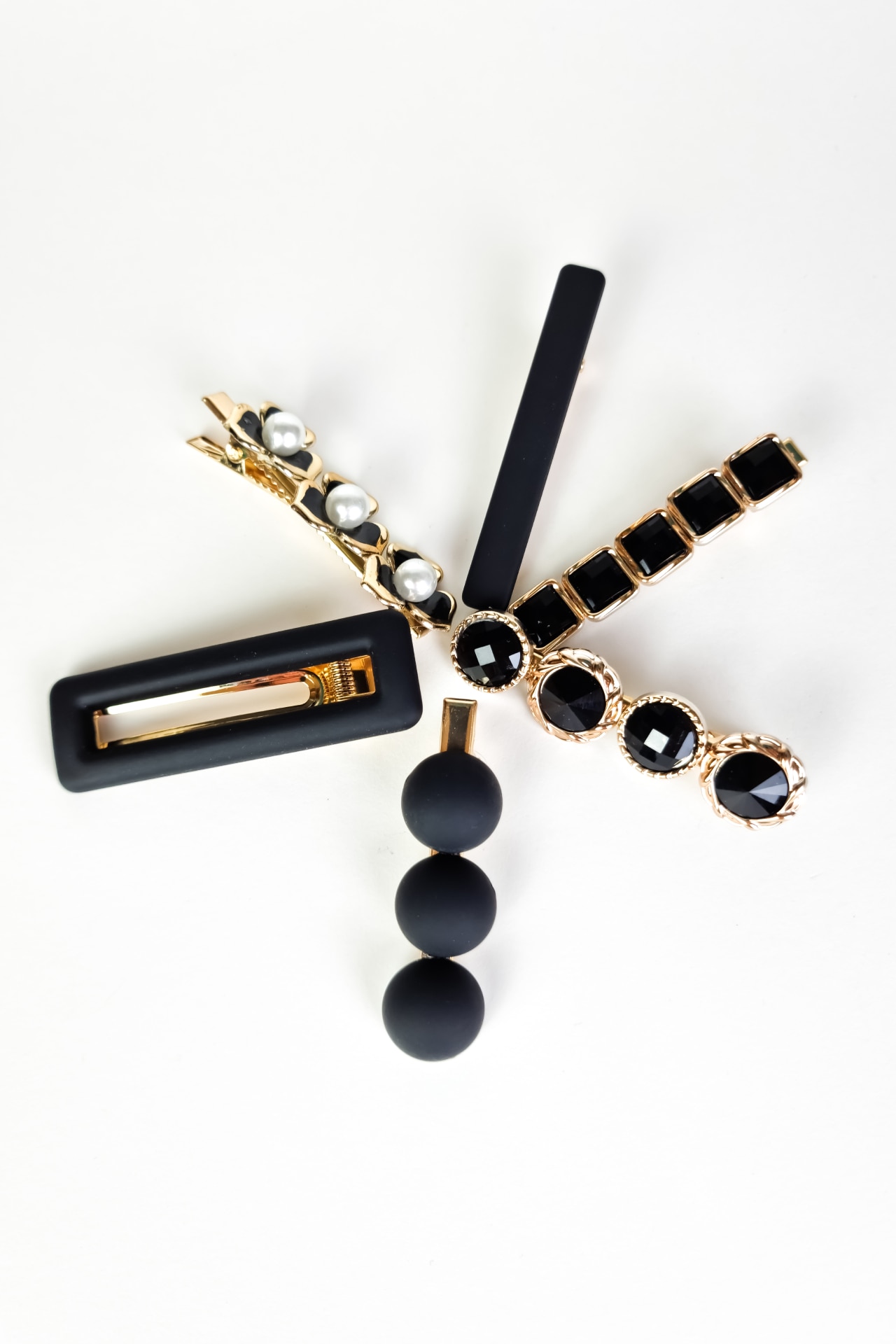 Agrafe de par negre, decorate cu floricele, perlute si pietricele, set ...