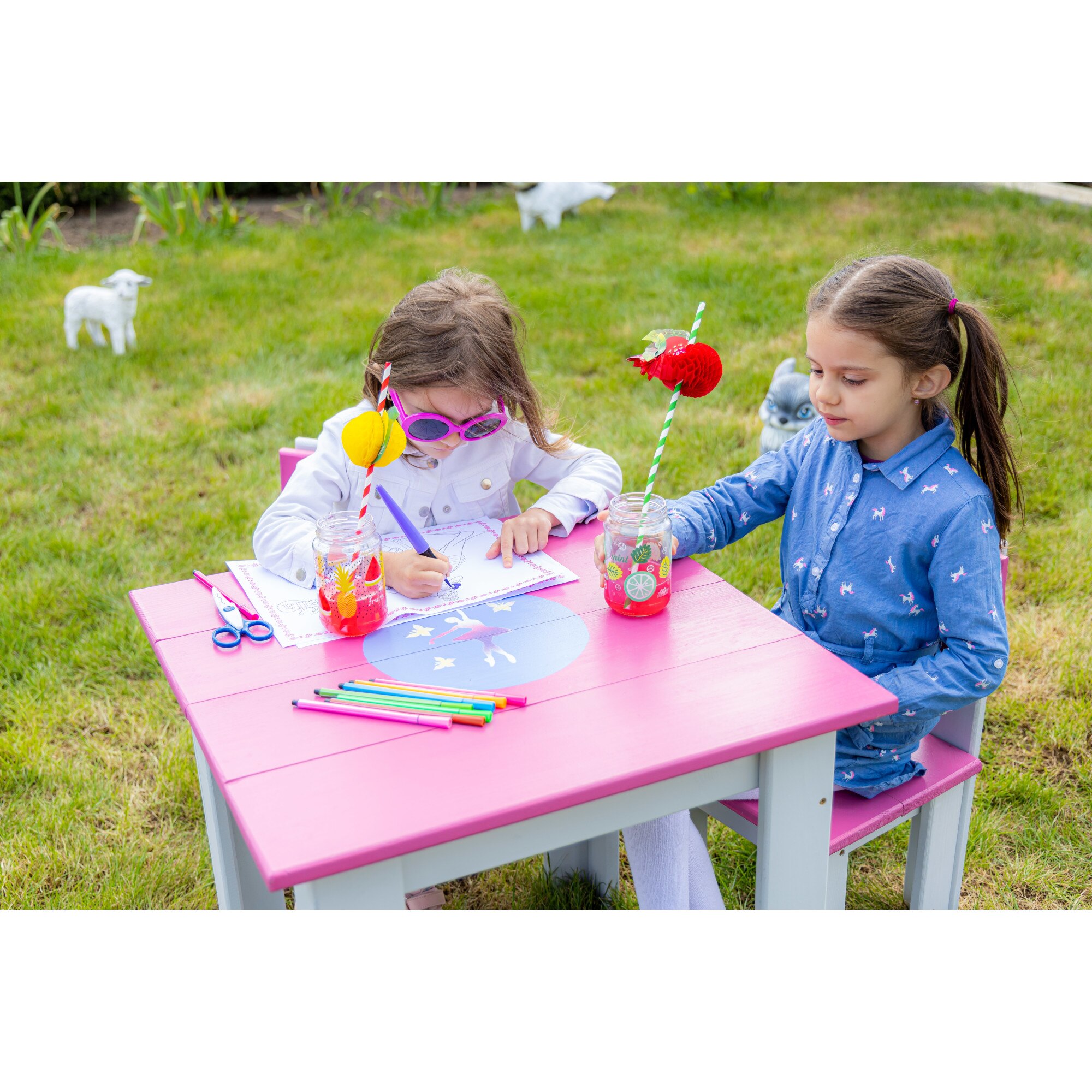 Set masuta cu scaunele pentru copii din lemn de brad, roz - eMAG.ro