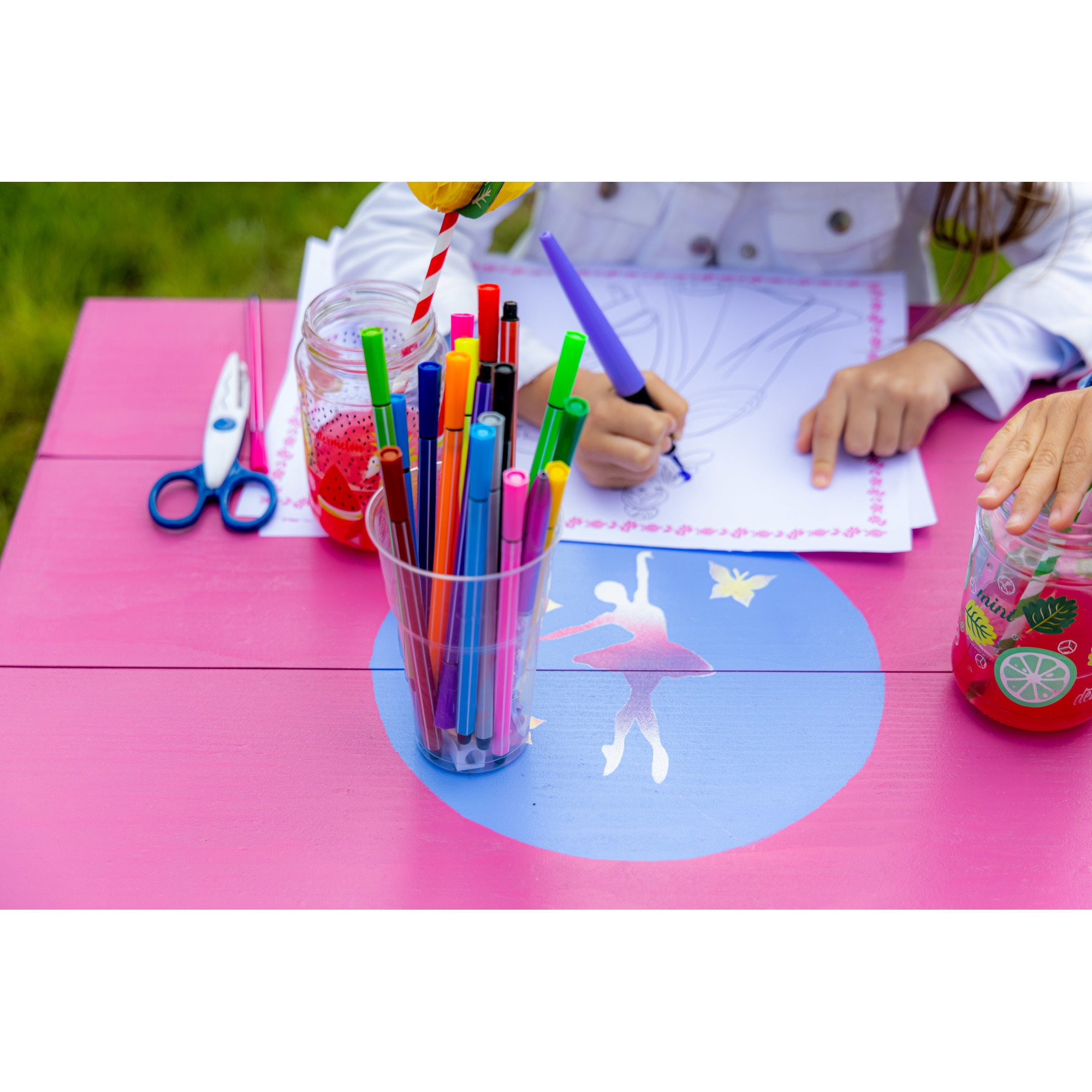 Set masuta cu scaunele pentru copii din lemn de brad, roz - eMAG.ro